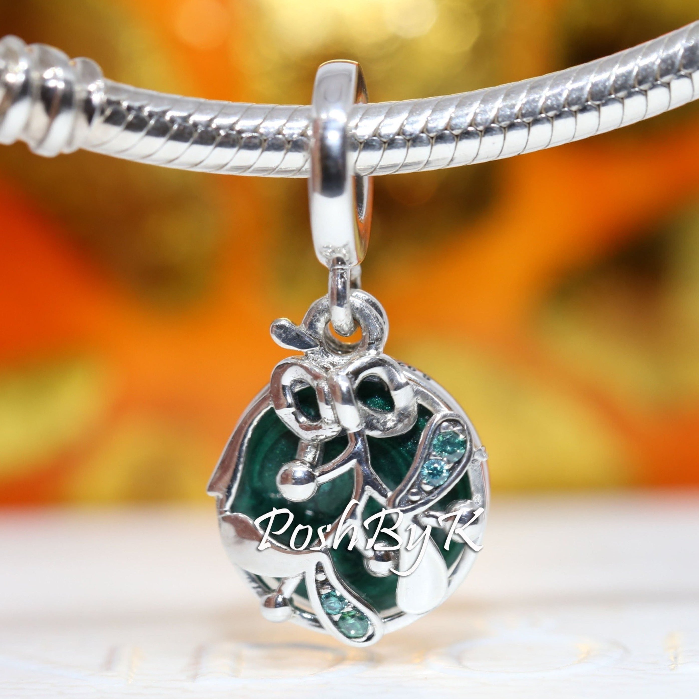 Christmas Mistletoe Charm 799229C01 – NUMARU