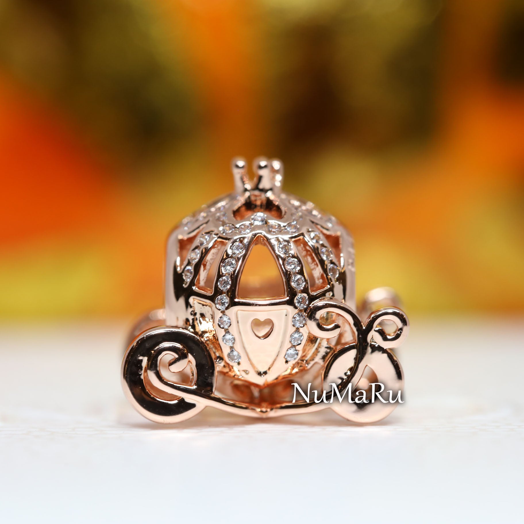 Cinderella Sparkling Carriage Charm 789189C01 – NUMARU